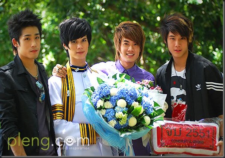 My Thai Addiction: [PICTURES] Yoshi’s graduation pics